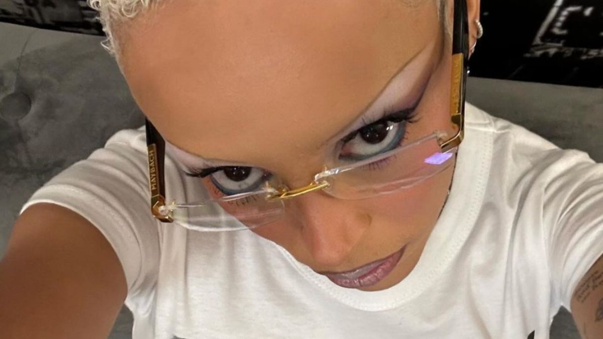 Doja Cat Shows Off Her Curves In Tiny Mini Skirt