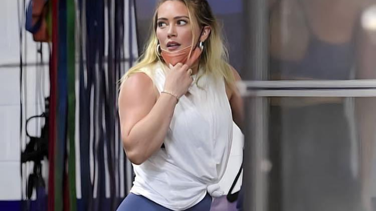 Is That Viral Gym Photo Of Hillary Duff Real? The Internet Reacts To ...