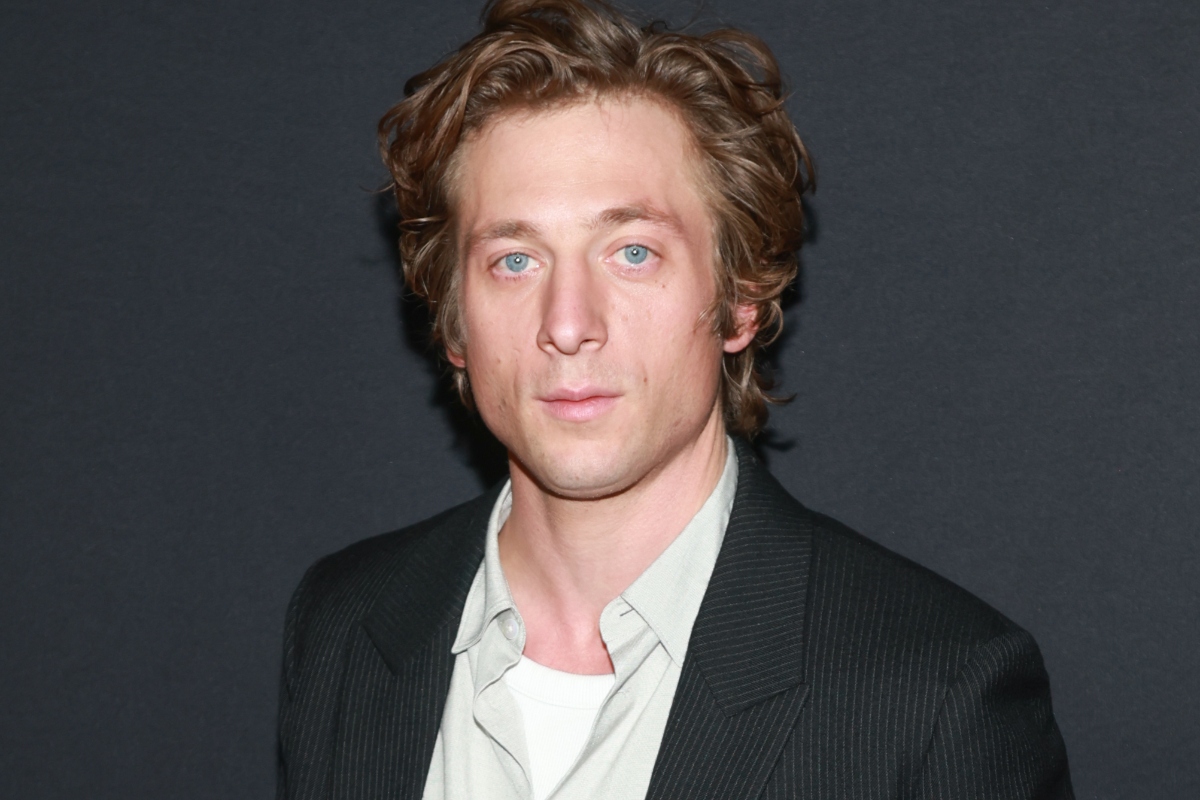 Jeremy Allen White Sparks Social Media Frenzy With Risqué Calvin Klein ...