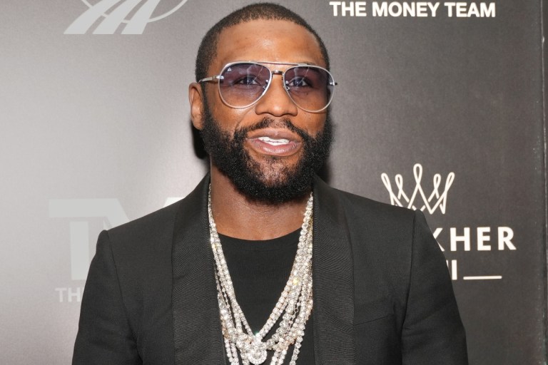 Floyd Mayweather Pays Tearful Tribute to Late Assistant