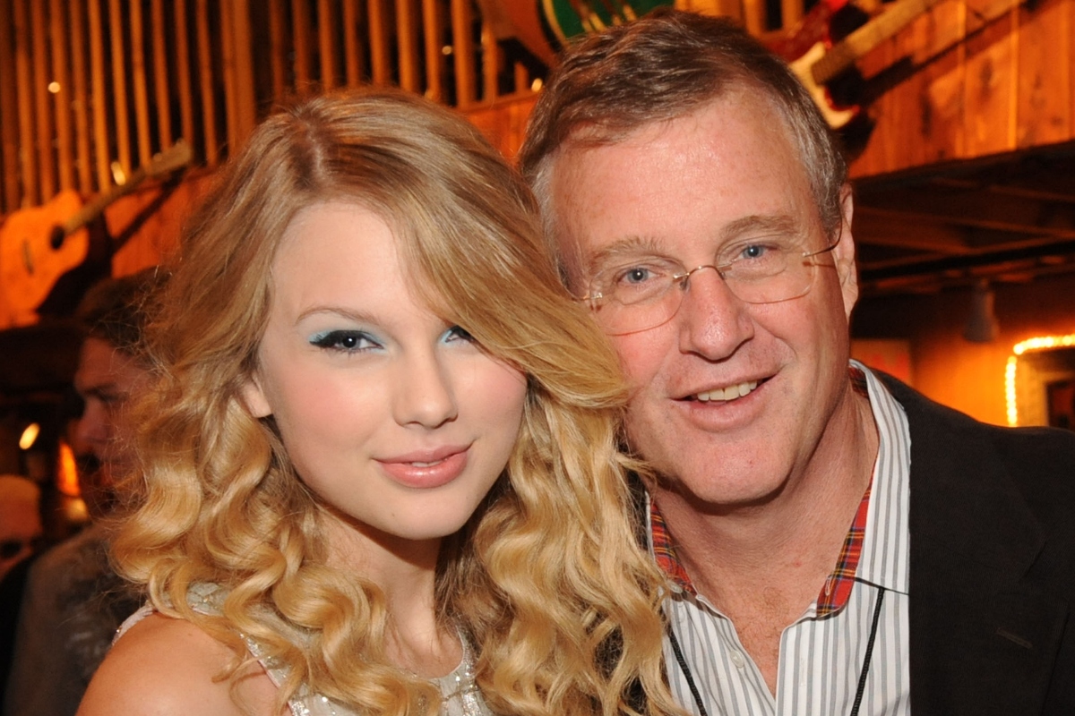 Photographer Demands Apology From Taylor Swift’s Dad Scott