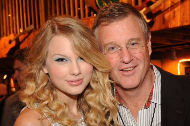 Photographer Demands Apology From Taylor Swift’s Dad Scott