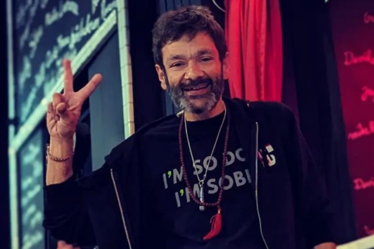 'Mighty Ducks' Actor Shaun Weiss Leads 'Quack' Chant at Concert