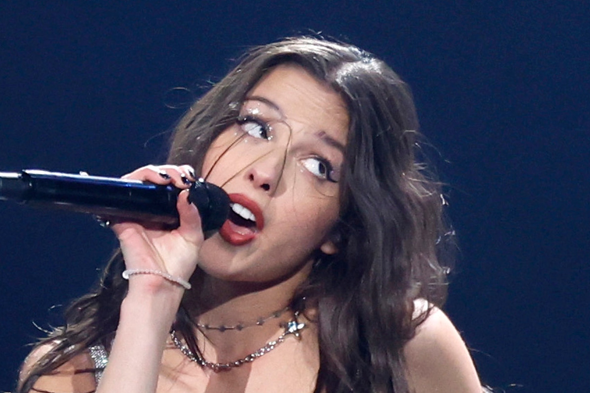 Olivia Rodrigo Wows in Red-Two Piece While Performing for Thousands at ...