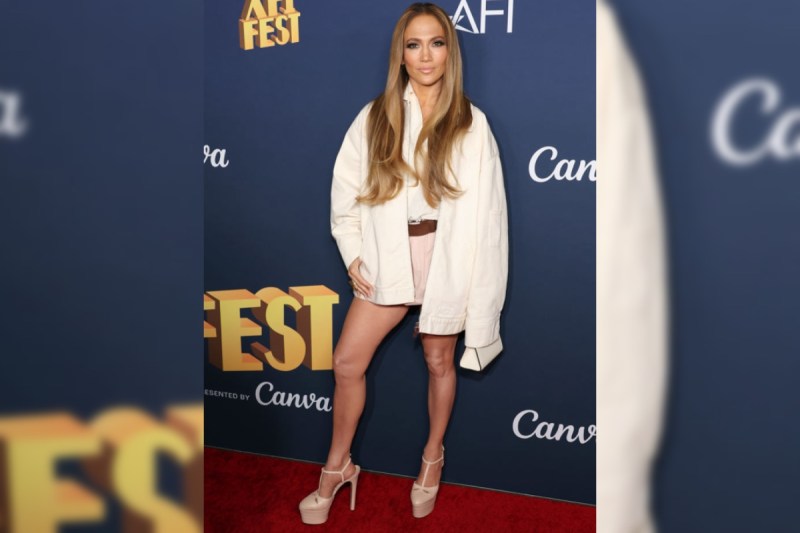 Jennifer Lopez Rocks Mini Skirt at Premiere of Ben Affleck Movie
