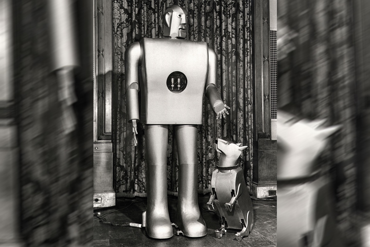 Humanoid Robot Walks Robot Dog at Local Park in Creepy Video