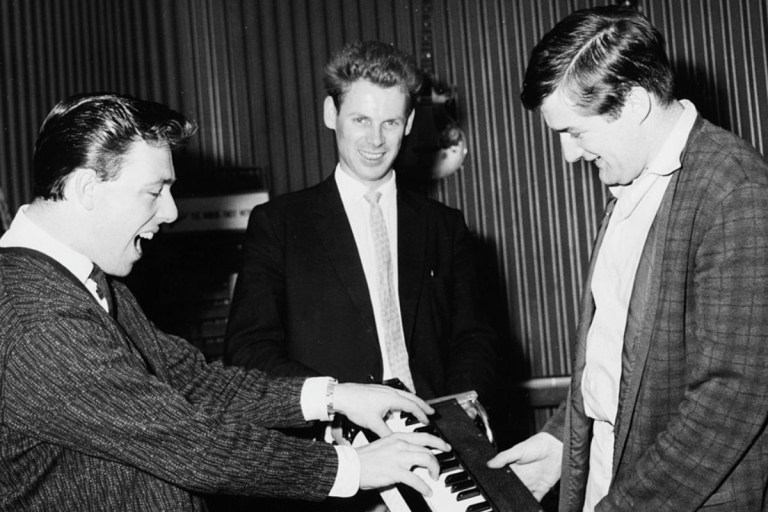 Vic Flick, Guitarist on the James Bond Theme, Dies at 87