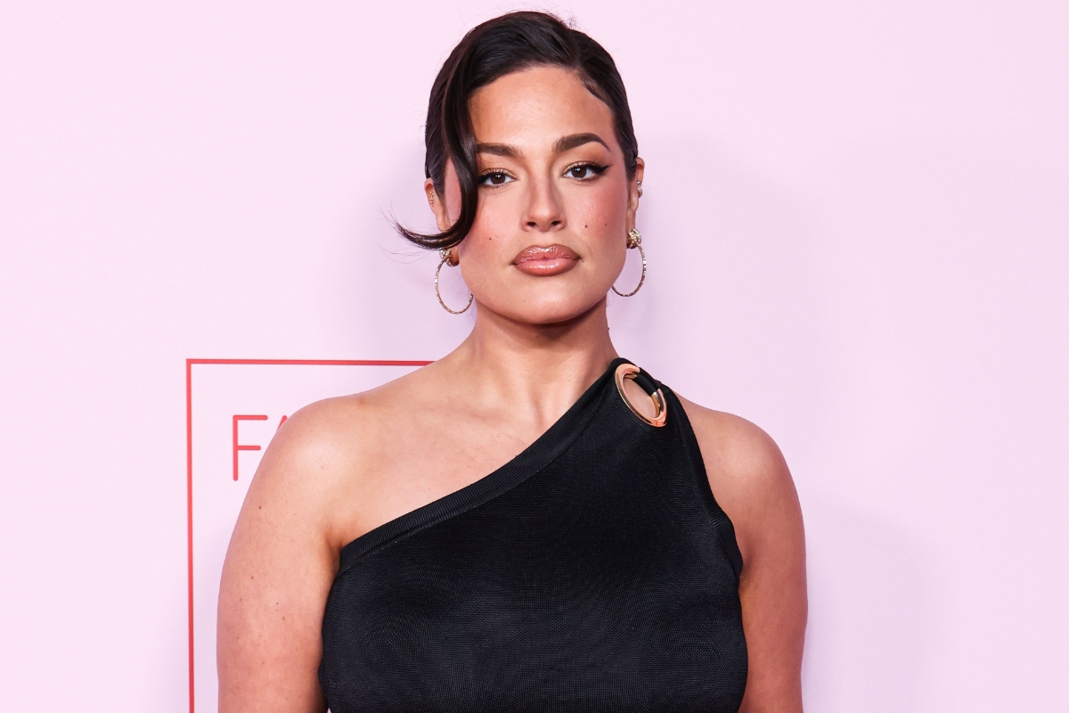 Ashley Graham Shows off Morning Routine While in Nothing But a Robe and ...