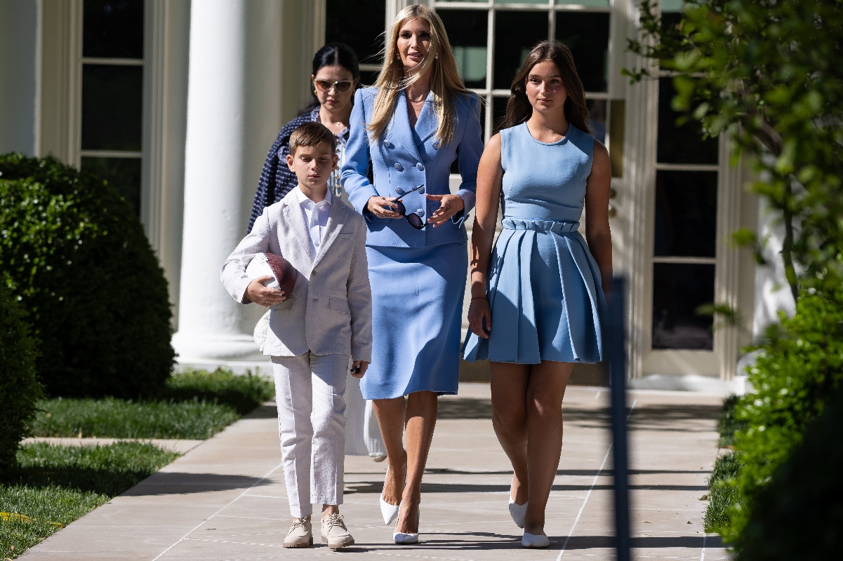 Ivanka Trump’s Son Recreates JFK Jr. Under the Resolute Desk Pose in ...