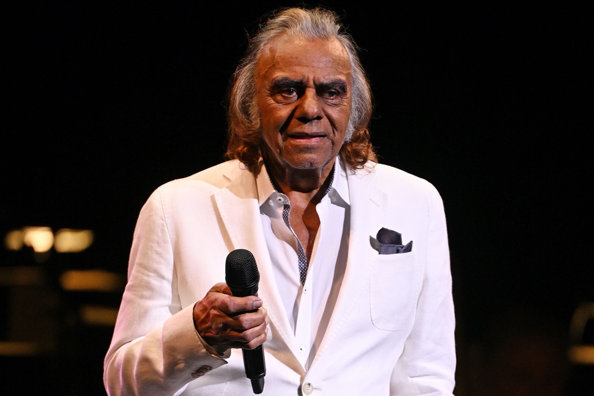 Legendary Singer Retires After 70-Year Career, Performs Final Concert