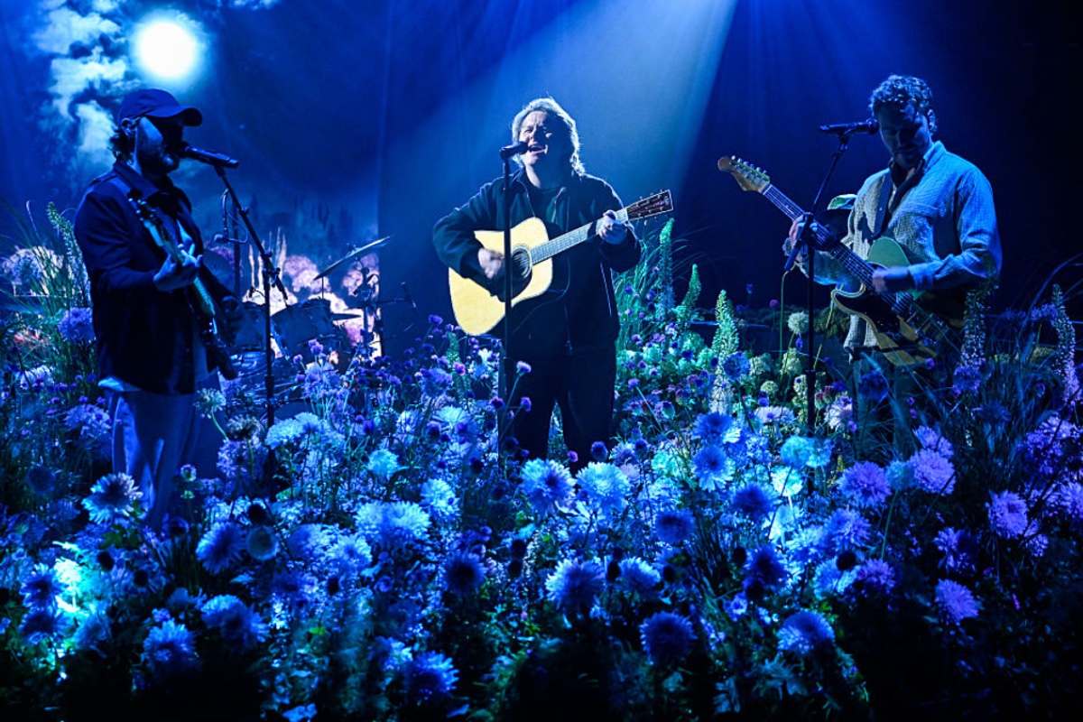 Major Pop Singer to Cover Costs for 734,000 Hours of Fans' Therapy ...