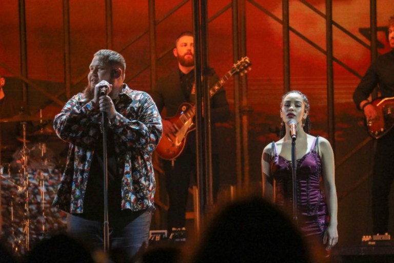 Popular Singer Falls Ill, Cancels Concert to Seek 'Medical Care'