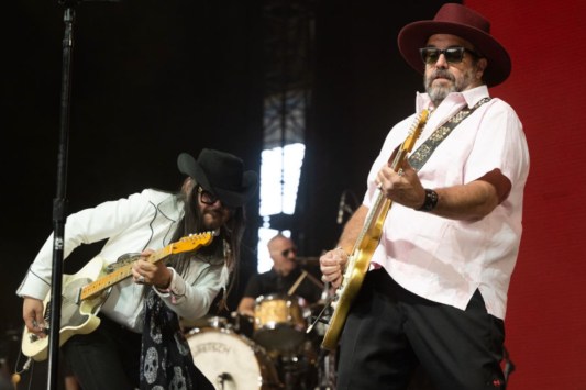Country Singer Gives Heartbreaking Cancer Update, Cancels Tour