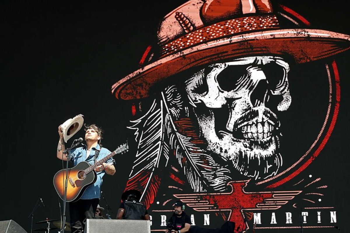 Country Singer Removed From Stage After 'Erratic Behavior,' Admits to ...