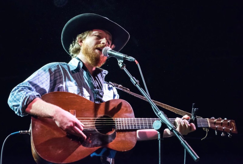 Fan-Favorite Country Singer Takes a Shot at the Mainstream