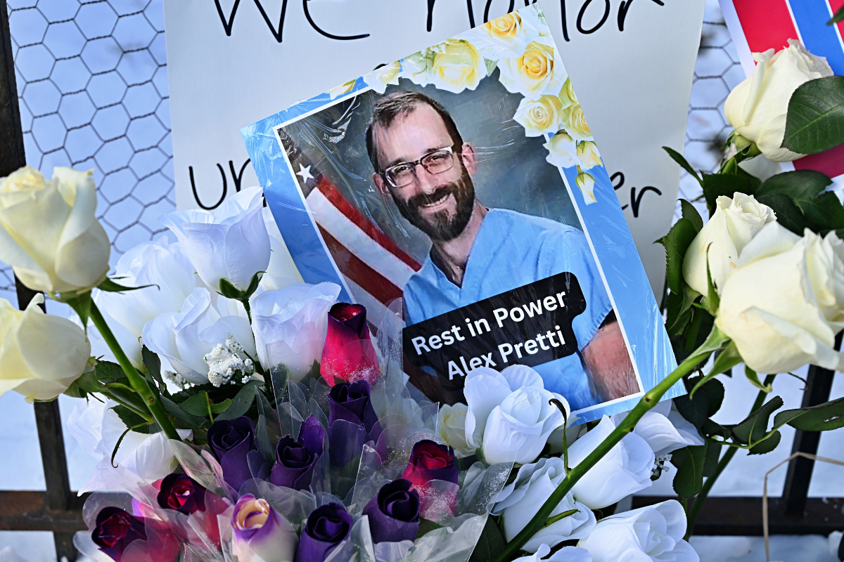 New Video Appears to Show Alex Pretti Clashing With Border Agents Days ...