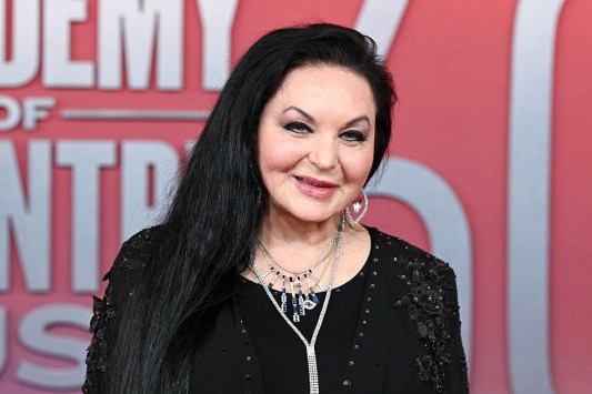 Crystal Gayle Suffers Unfortunate Injury