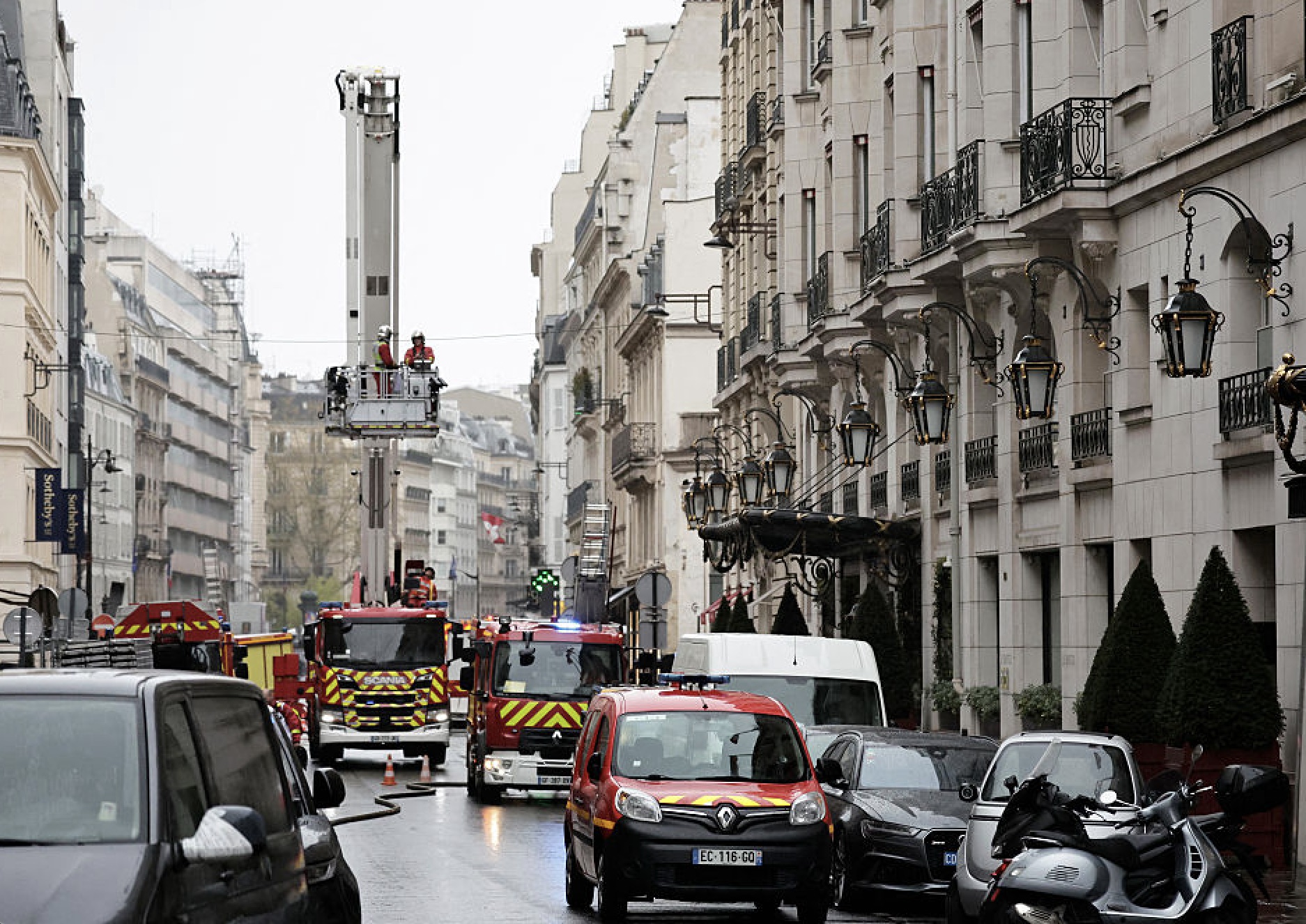 Fire Breaks Out at Hotel Where Sarah Michelle Gellar and Elijah Wood ...